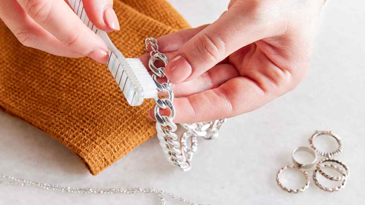 Tips To Easily Polish Your Gold and Silver Jewelry at Home